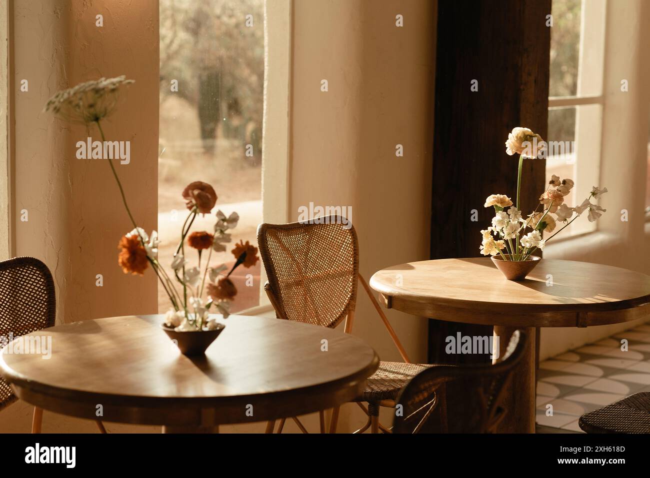 Inviting cafe tables hi-res stock photography and images - Alamy