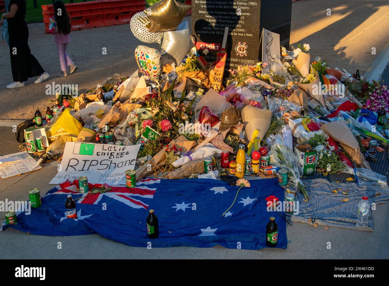 Shane Warne statue with makeshift memorial Stock Photo - Alamy