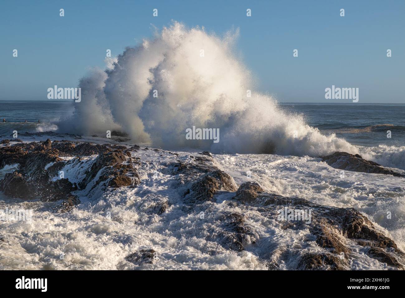 Scene waves crashing shore rocks hi-res stock photography and images ...