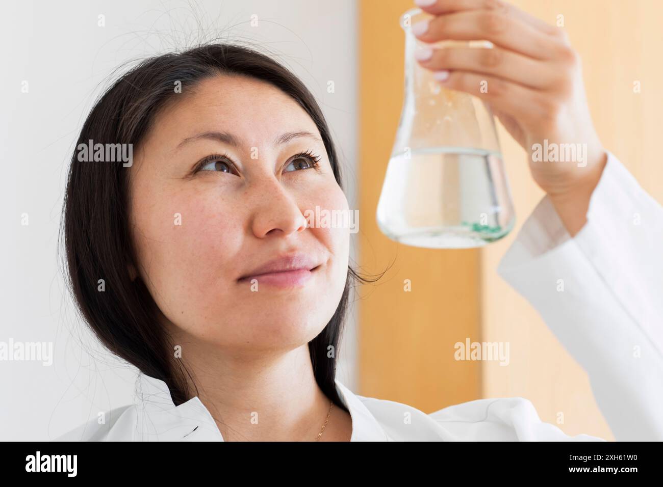 Asian scientist woman hi-res stock photography and images - Alamy
