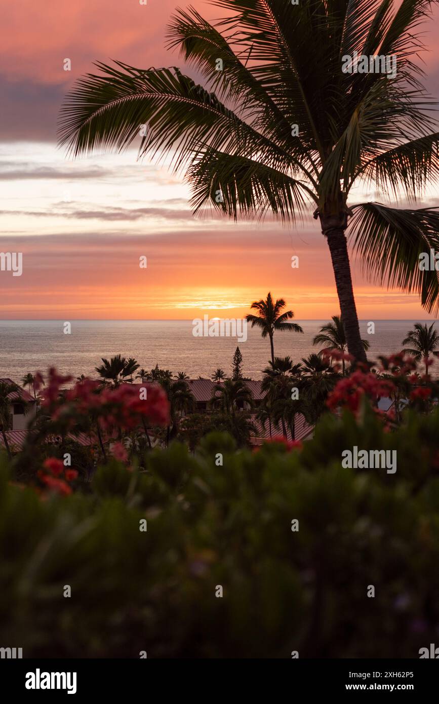 Beautiful Hawaiian sunset on Pacific ocean, overlooking resort Stock ...