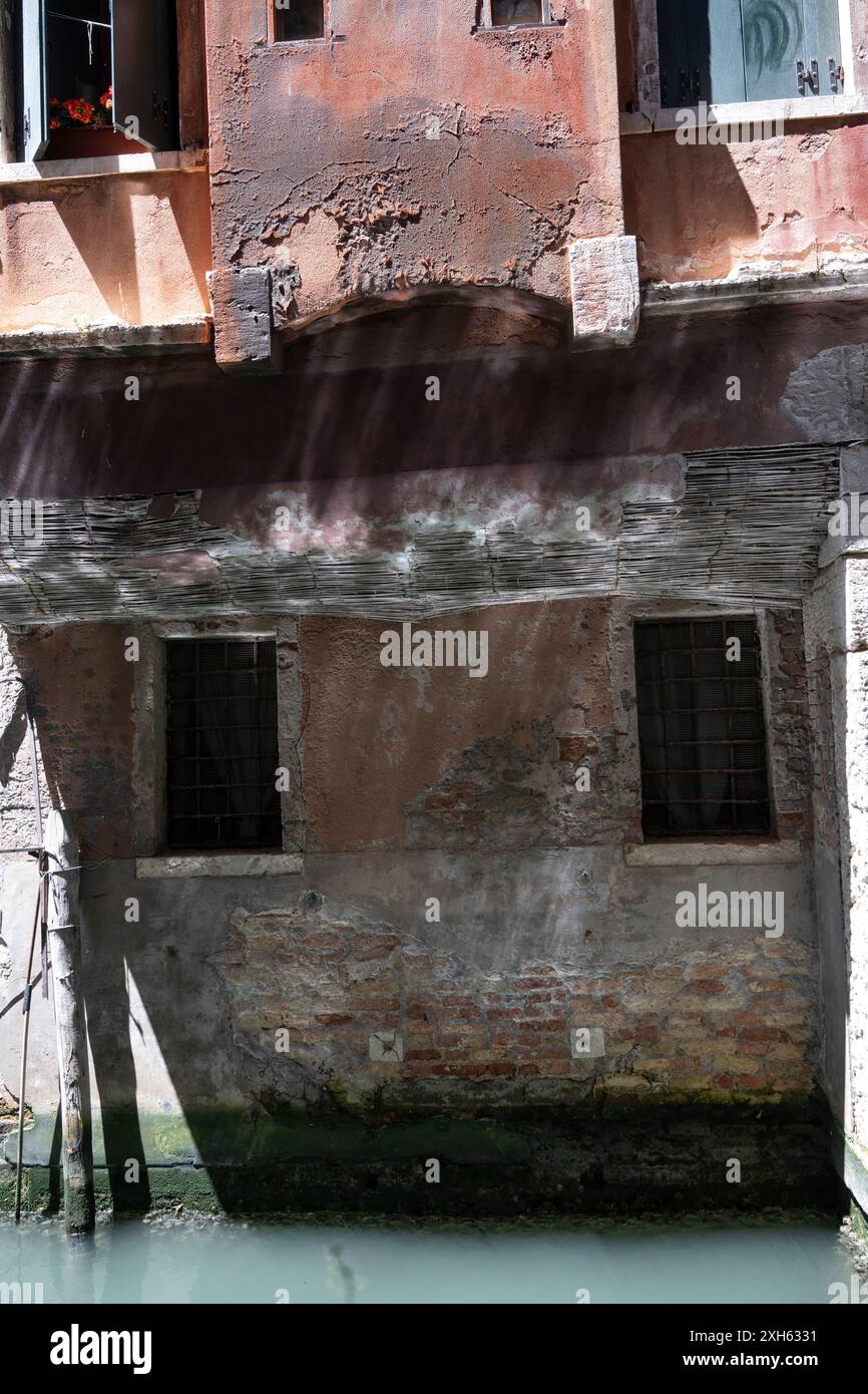 Crumbling building hi-res stock photography and images - Alamy