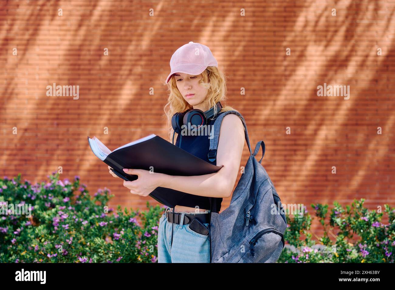 Student reading textbook hi-res stock photography and images - Alamy