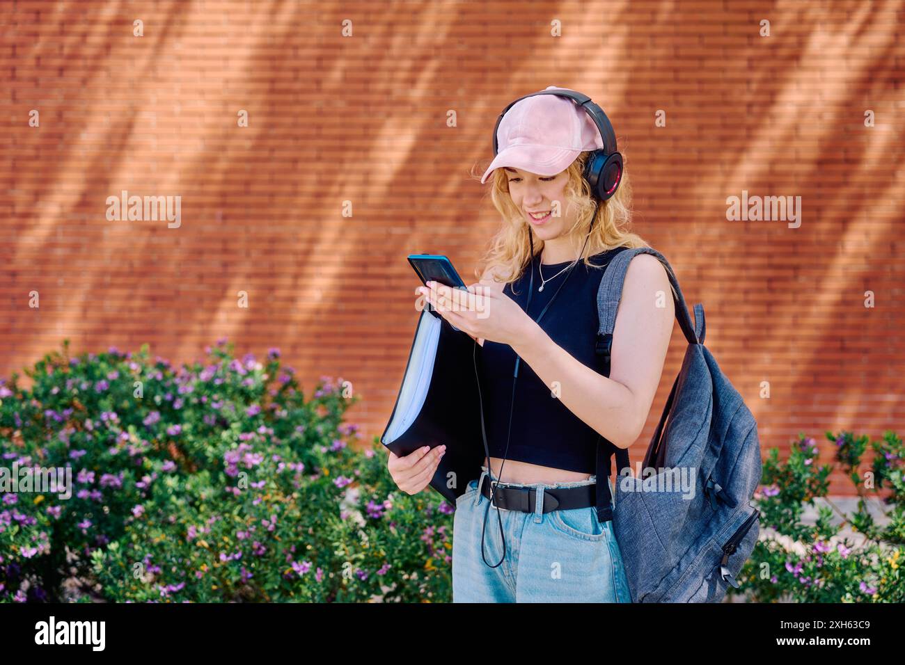 Student using phone on campus Stock Photo - Alamy