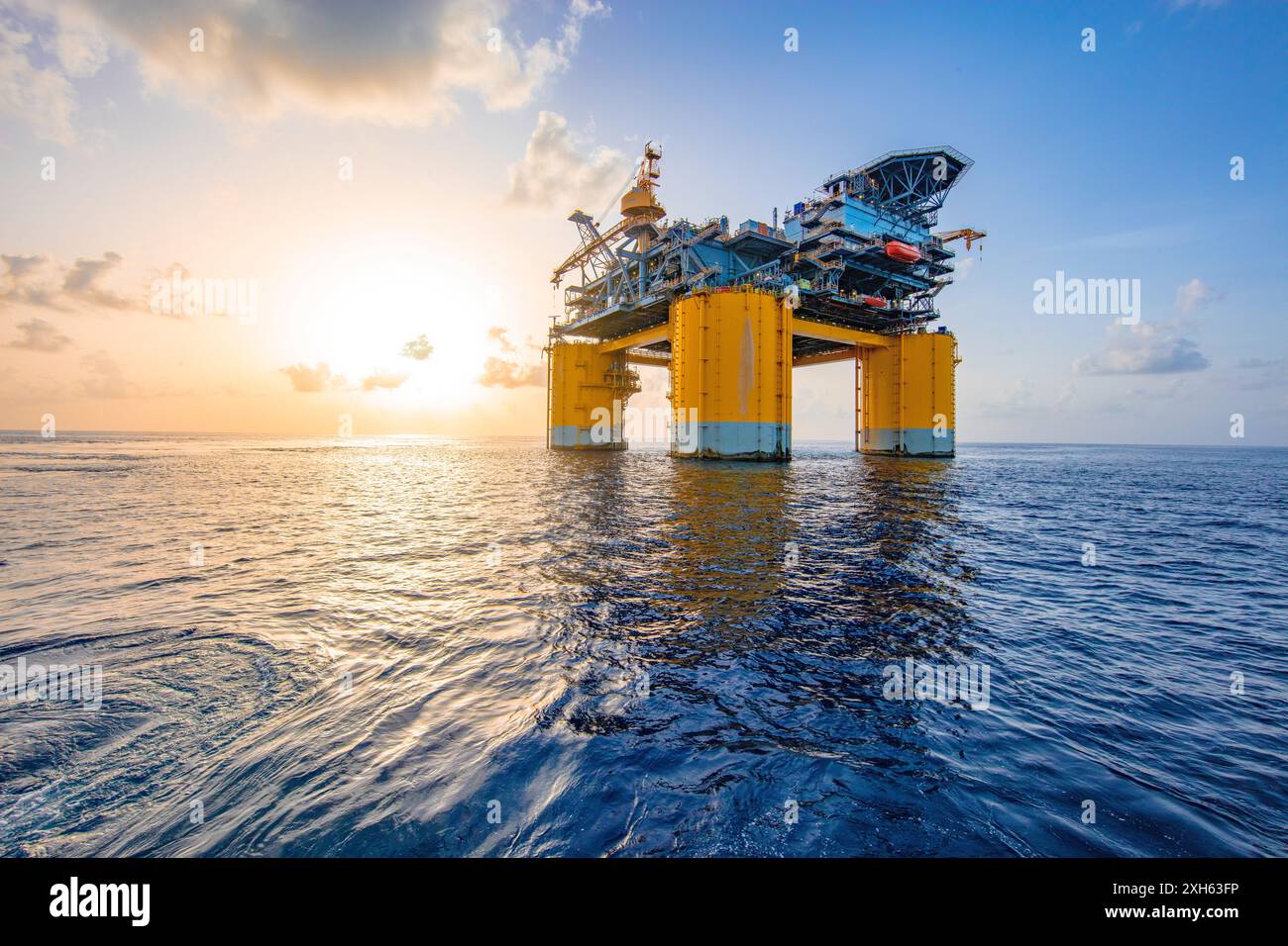Oil platform in the Gulf of Mexico Stock Photo - Alamy