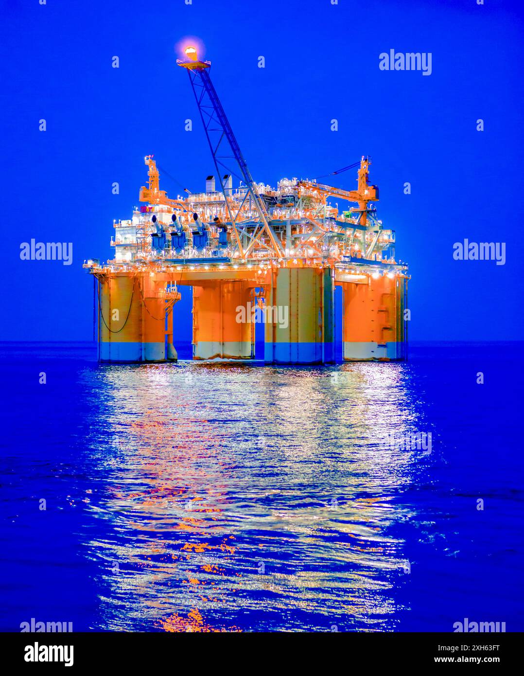 Oil platform in the Gulf of Mexico Stock Photo - Alamy