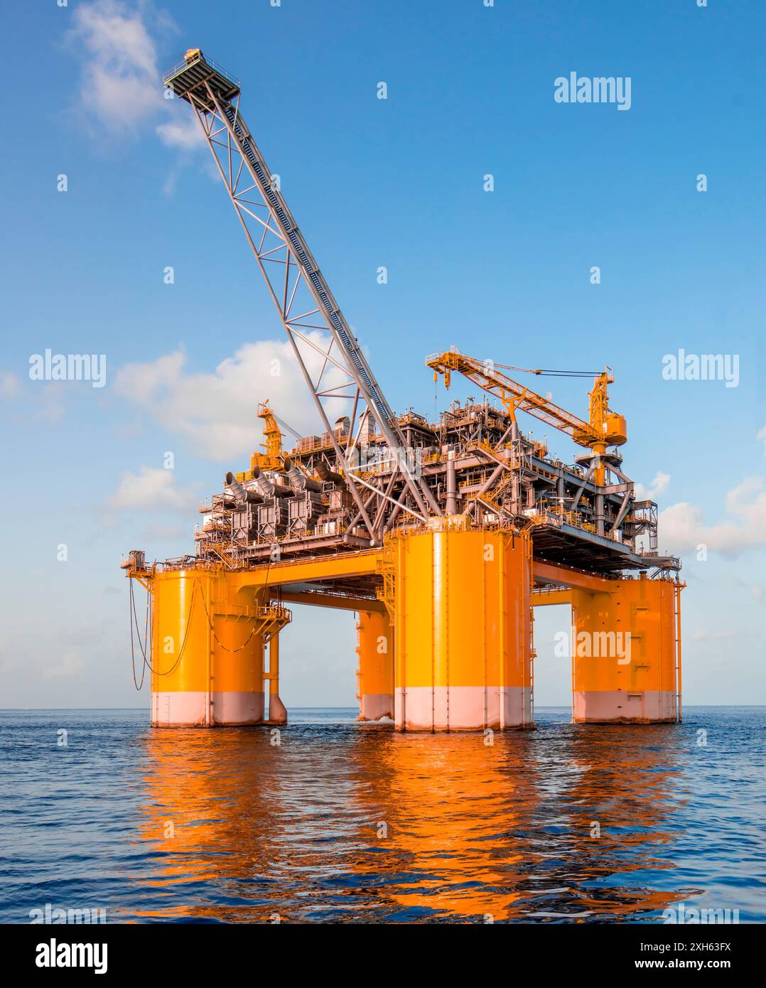 Oil platform in the Gulf of Mexico Stock Photo - Alamy