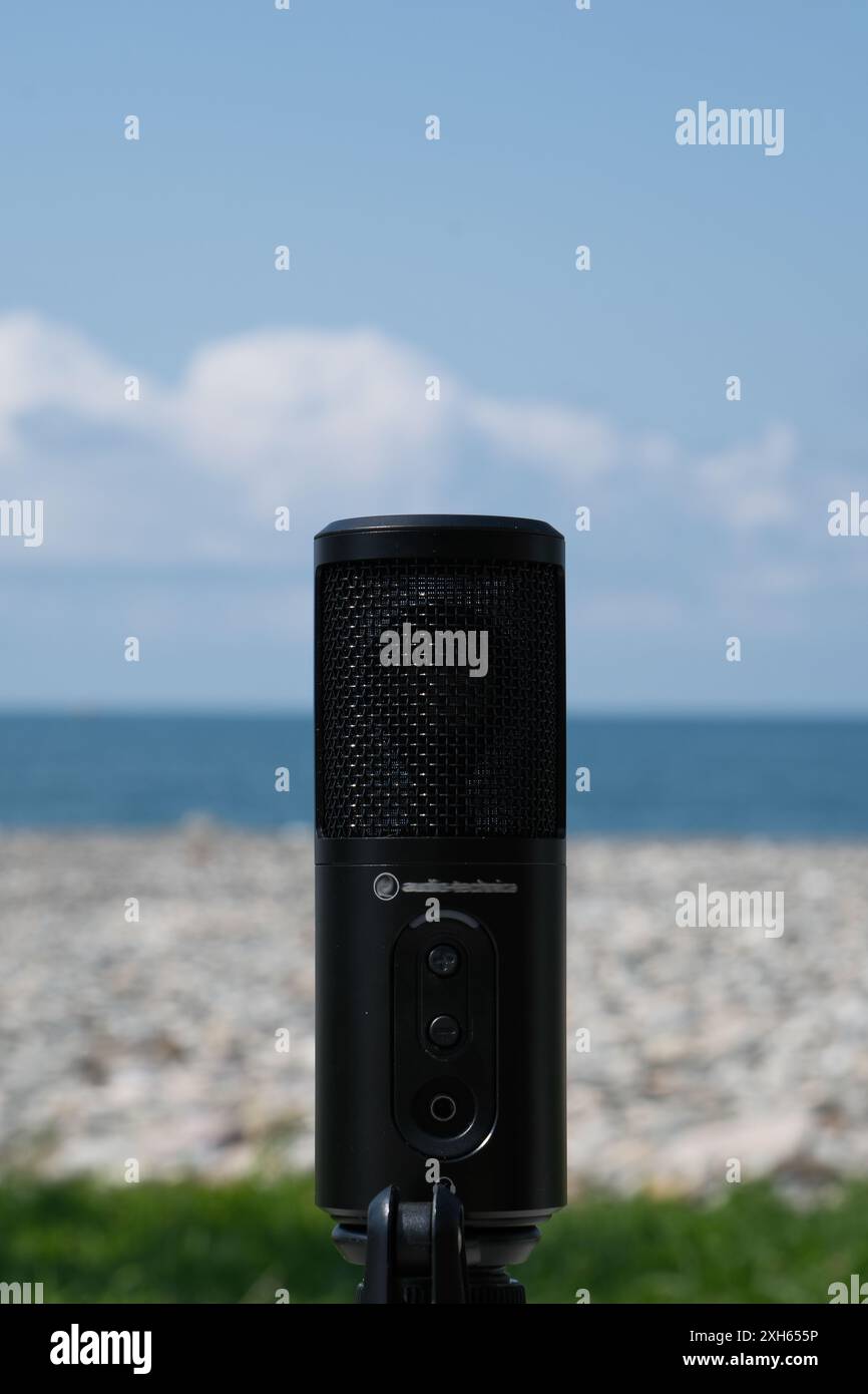 Analog microphone hi-res stock photography and images - Alamy