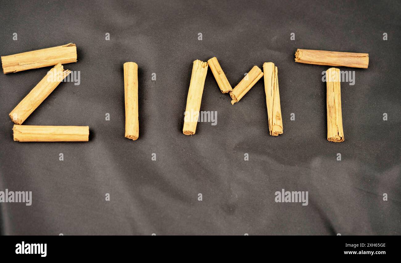 cinnamon (Cinnamomum spec.), the word ZIMT from cinnamon sticks Stock ...