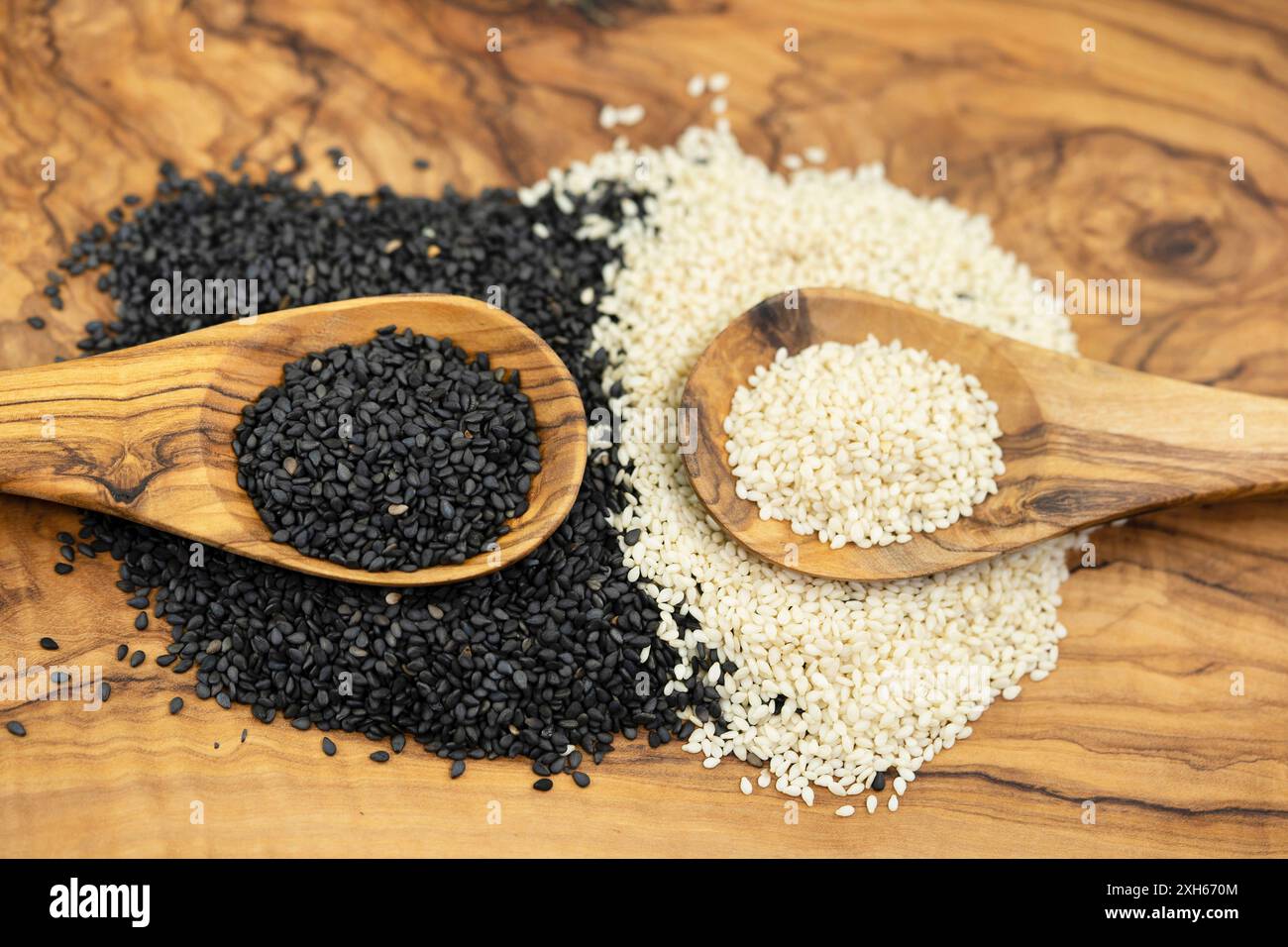 sesamum, sesame (Sesamum indicum), peeled and unpeeled sesame seeds ...