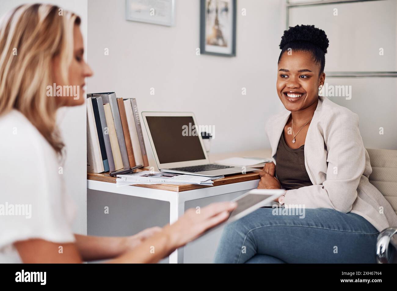 Writer talking about his book hi-res stock photography and images - Alamy