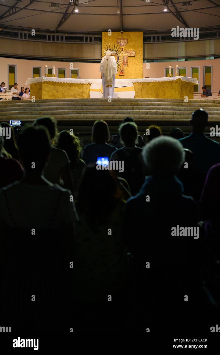 Monstrance with blessed virgin mary hi-res stock photography and images ...