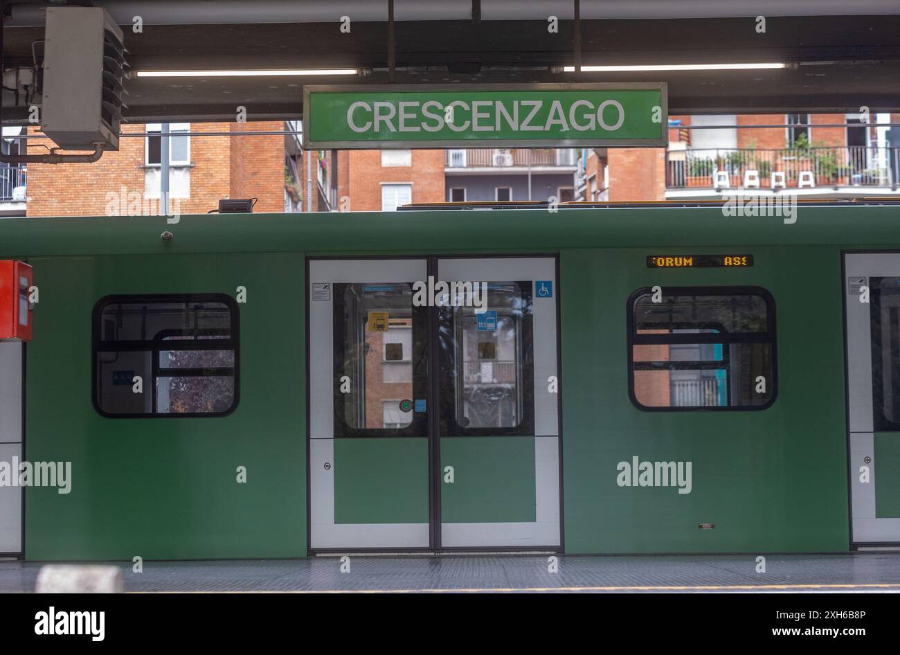 Linea del treno della metropolitana hi-res stock photography and images ...