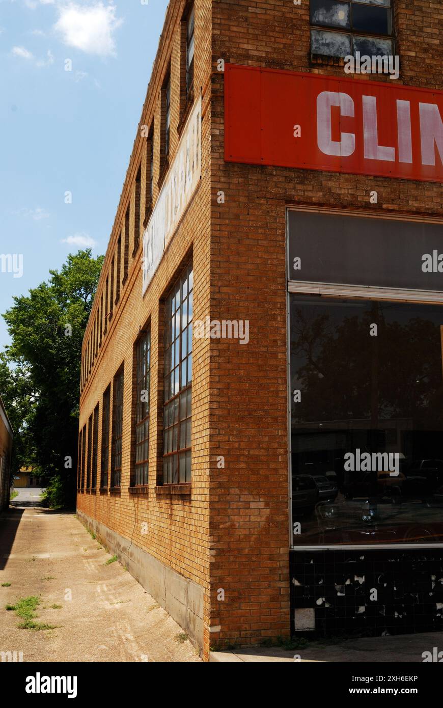 Factory building exterior 1930s hi-res stock photography and images - Alamy