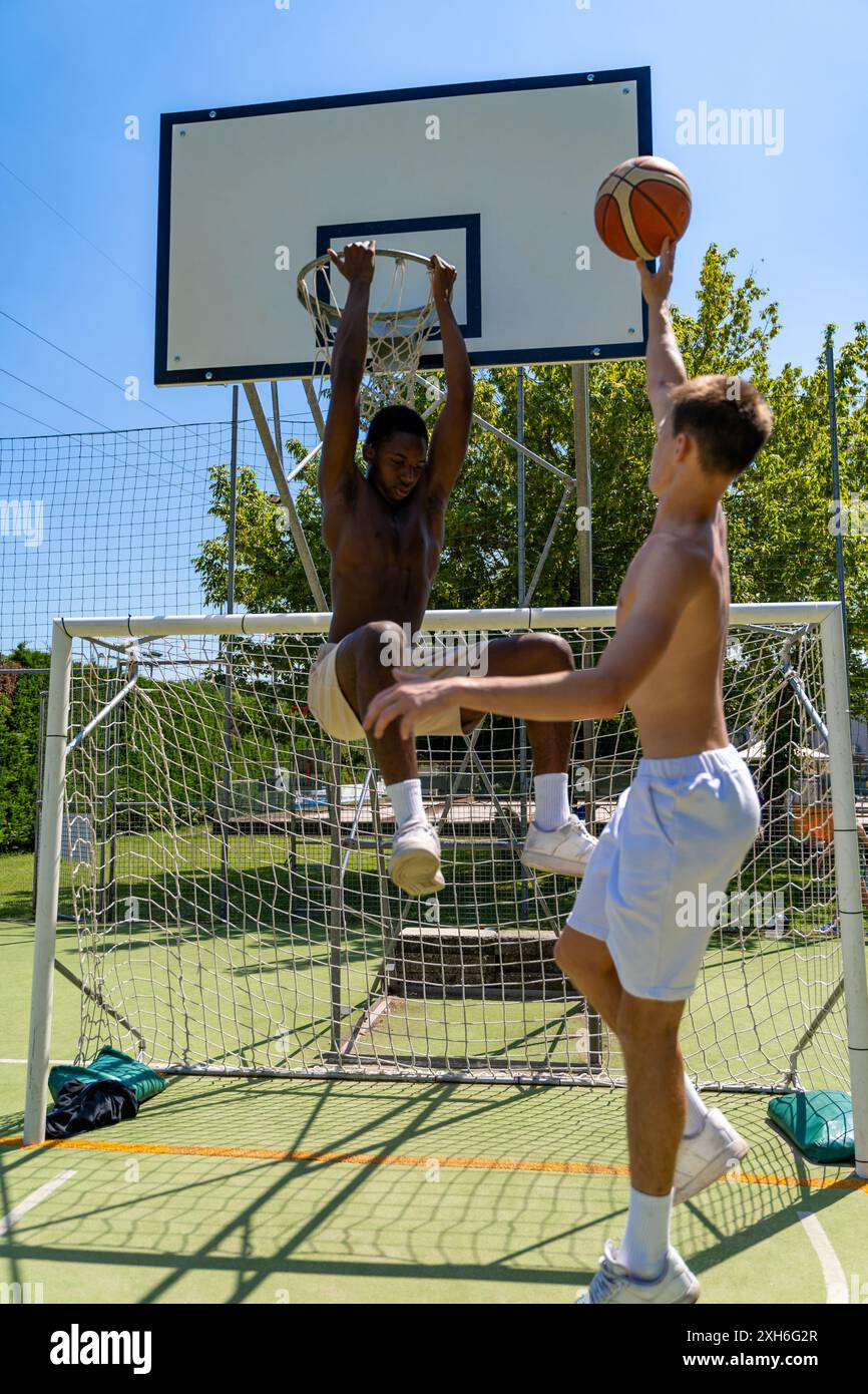 Basketball players jumping ball hi-res stock photography and images - Alamy
