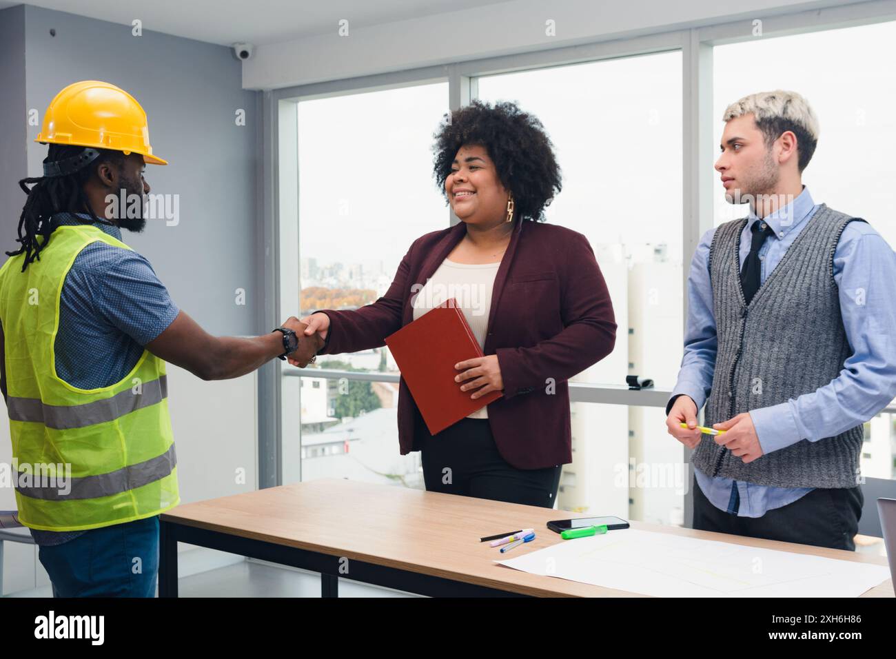 Woman architect shakes hands hi-res stock photography and images - Alamy