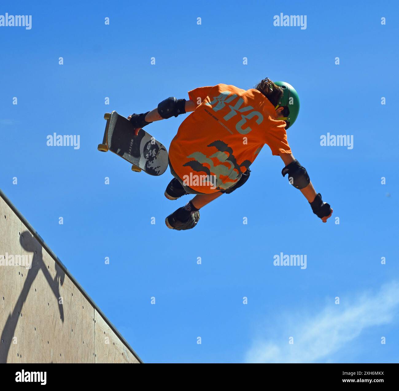 Skateboarder performing grab stunt on Vert Ramp Stock Photo - Alamy