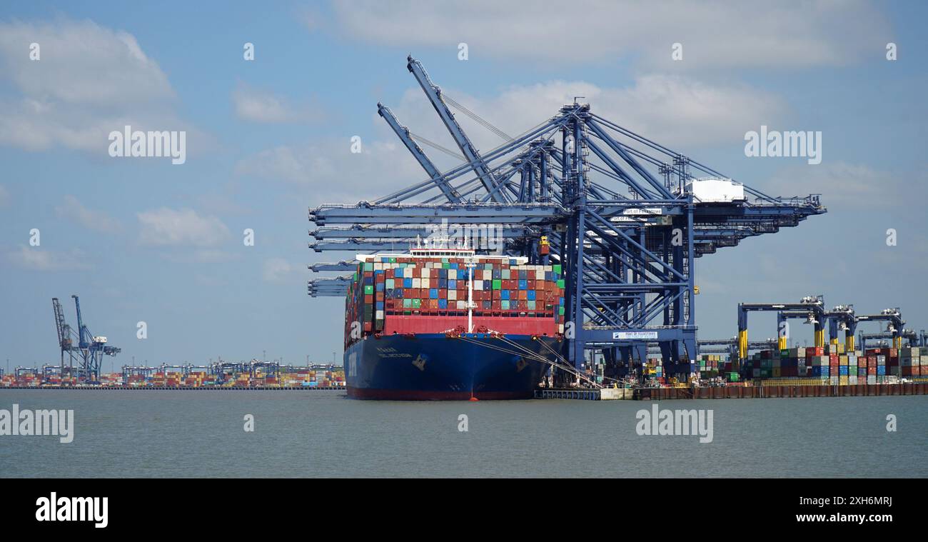 Container ship unloading hi-res stock photography and images - Alamy