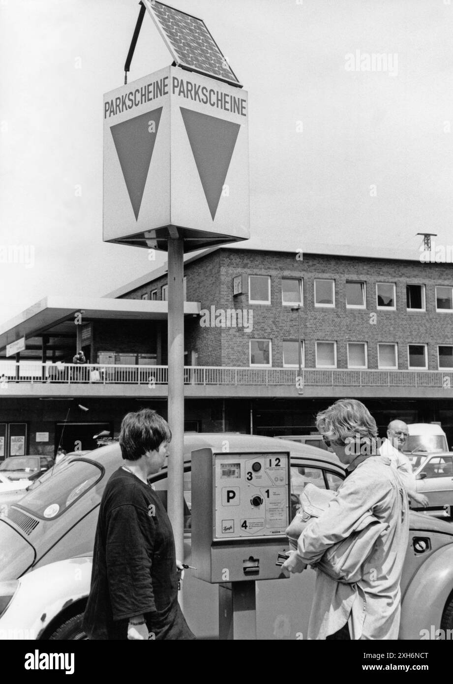 A solar-powered parking ticket machine is being tested in Dortmund ...
