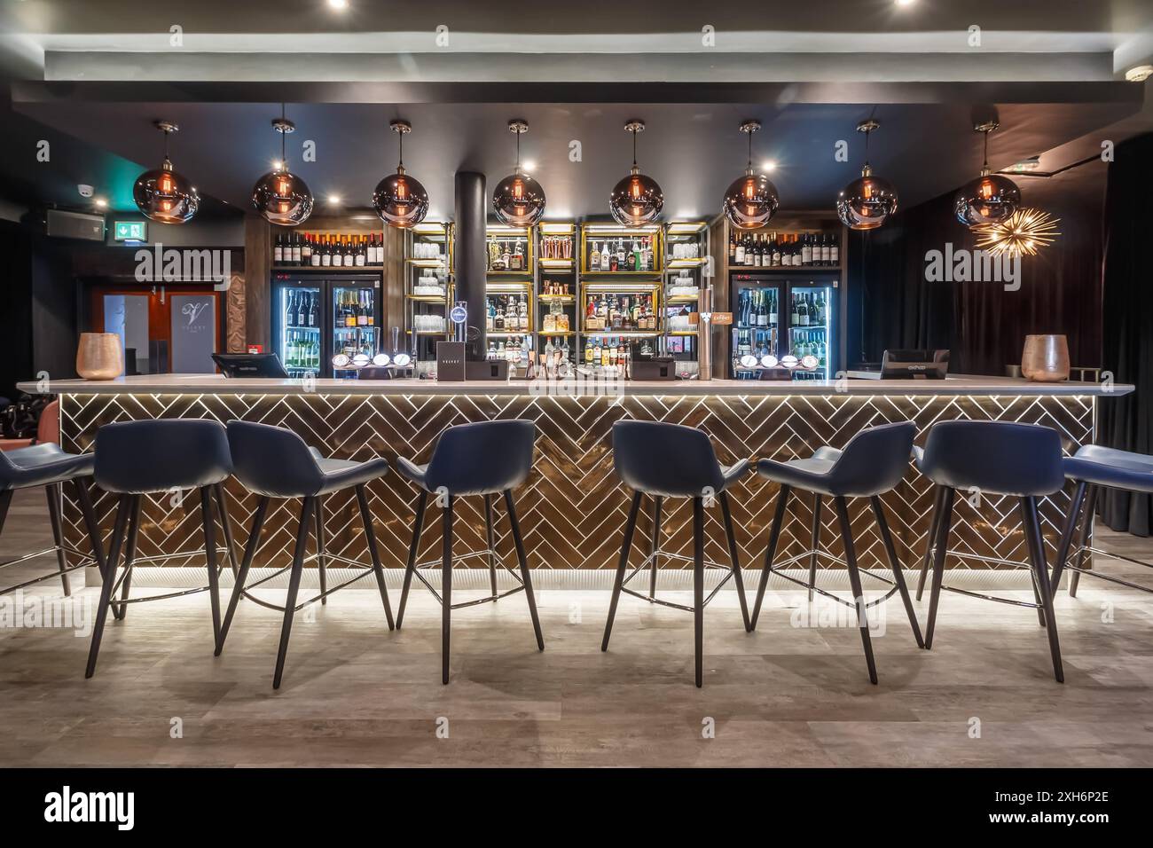 Contemporary boutique hotel bar Stock Photo - Alamy