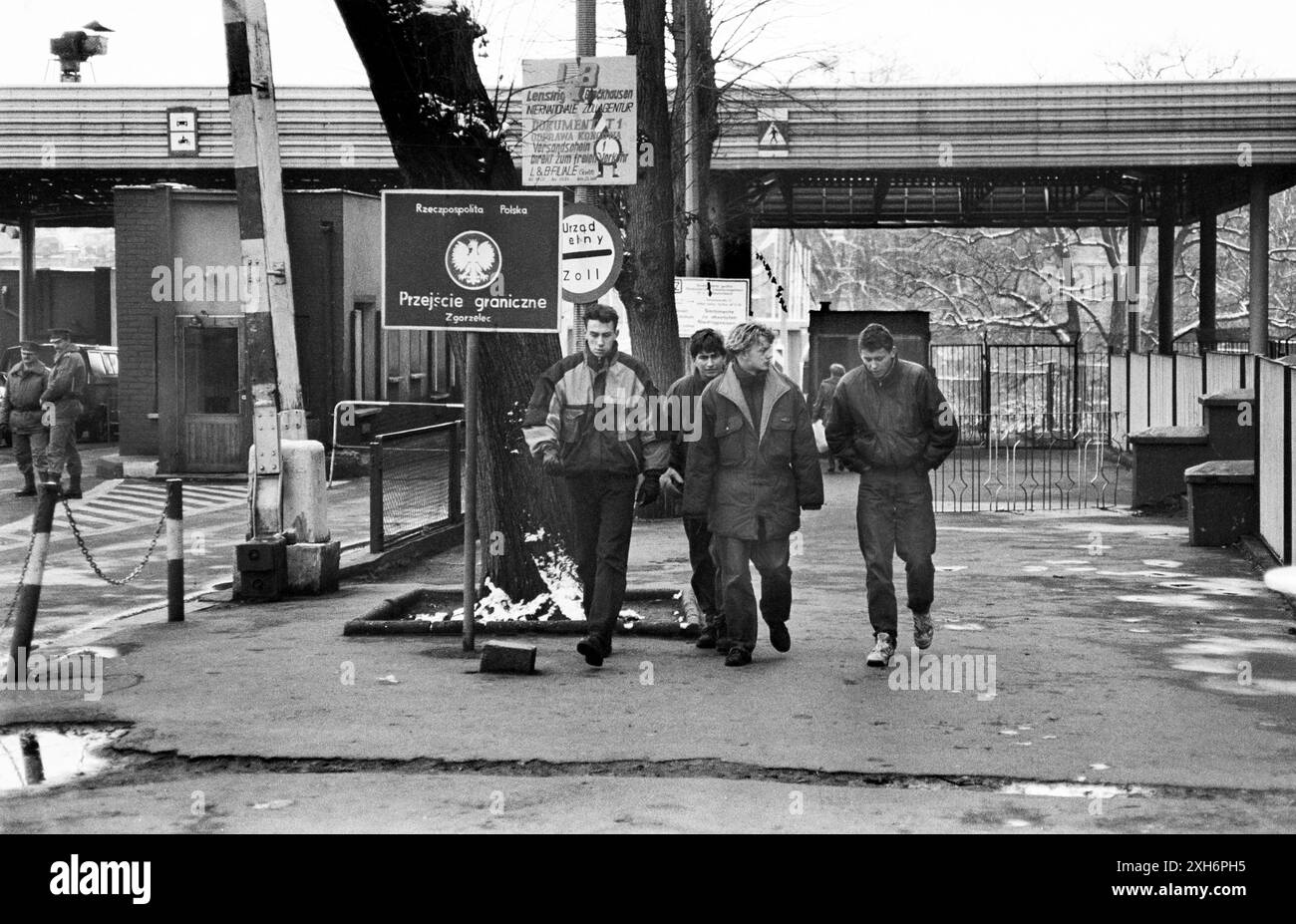 Poland, Gorzelec, 17.11.1993 Archive: 44-18-29 Clothes and car market ...