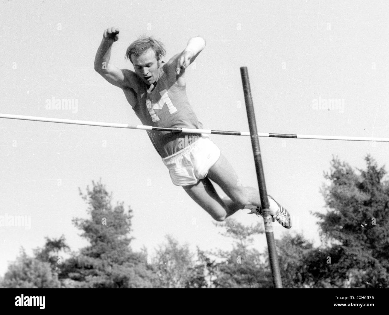LA DMM in Aachen 02.10.1971 Pole vaulter Bernd Heller (Mainz) in action ...