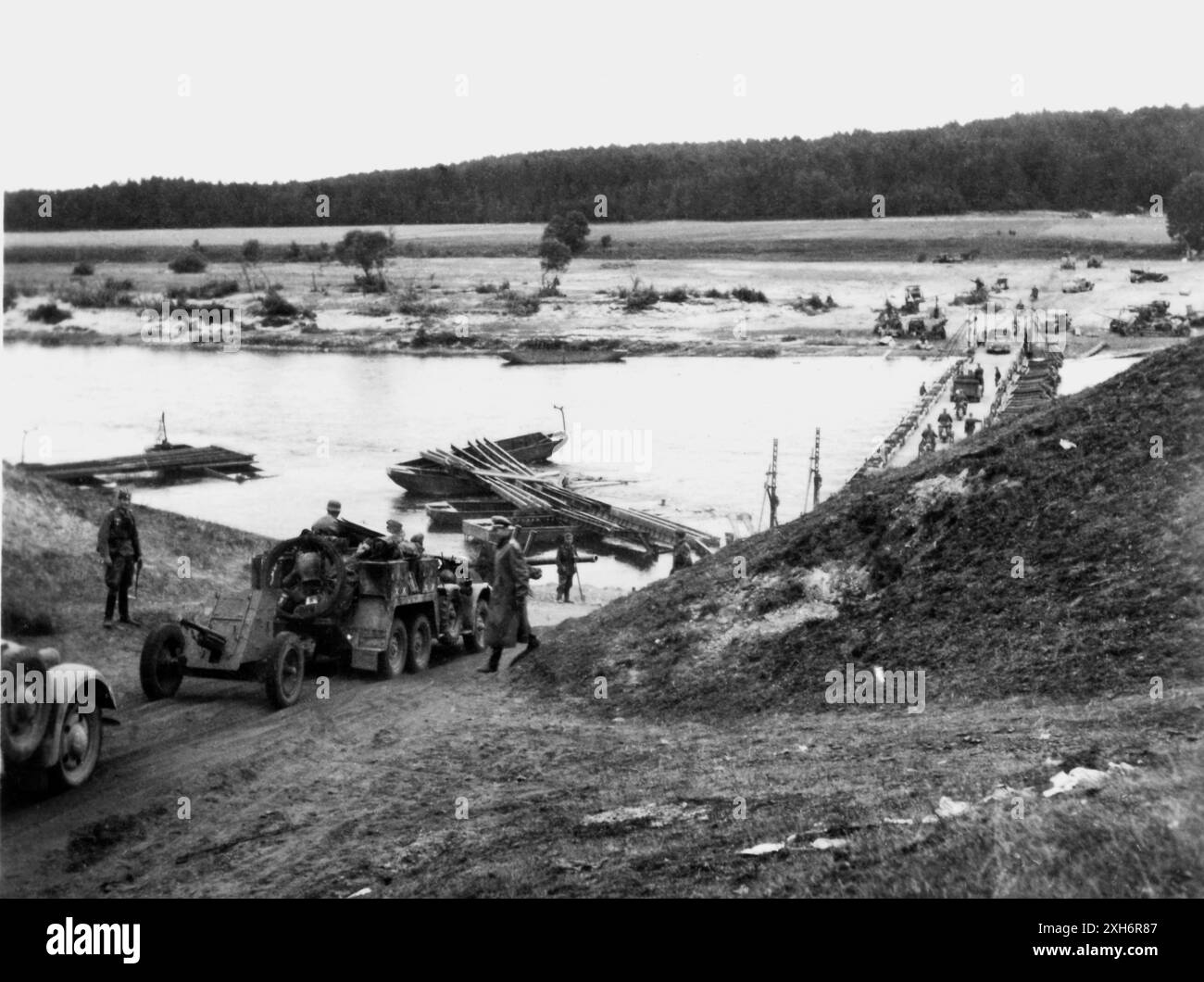 Pontoon military vehicle hi-res stock photography and images - Alamy