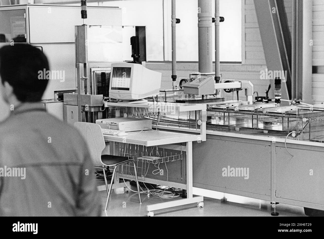 Workplace in the Shell solar cell factory [automated translation] Stock ...