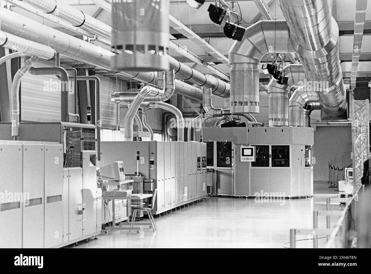 Interior of the Shell solar cell factory in Gelsenkirchen [automated ...
