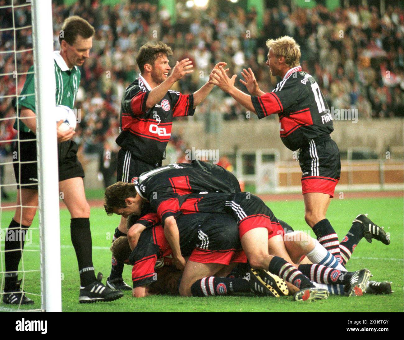Dfb cup final 1998 hi-res stock photography and images - Alamy