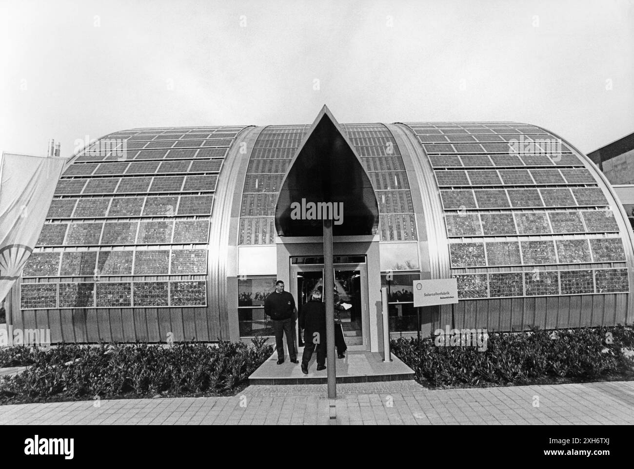Administration building of the solar cell factory of Shell Solar GmbH ...