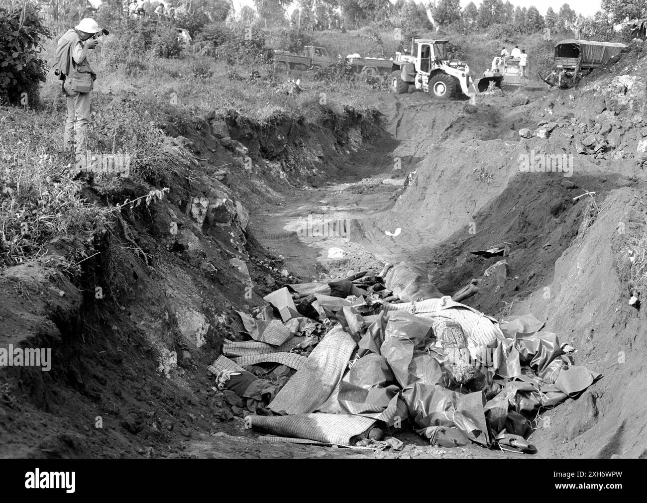ZAIRE : A press photographer / photo reporter takes pictures of corpses ...