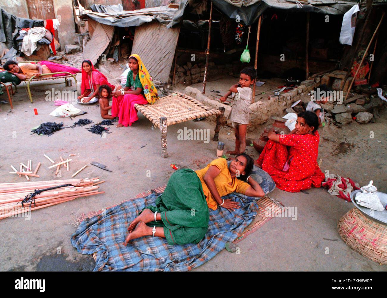 INDIA , Asia : Homeless people in New Delhi live in tents , 10.06.1995 ...