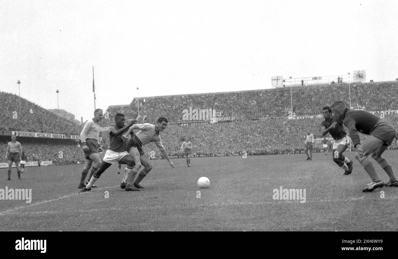 Pele 1958 world cup Black and White Stock Photos & Images - Alamy