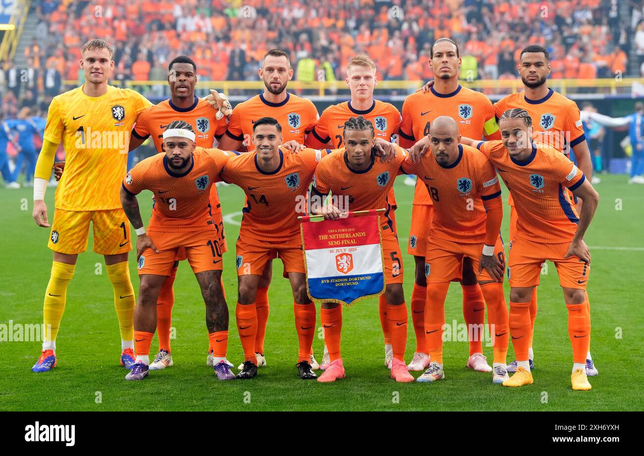 Netherlands team line up, back from from left, Bart Verbruggen, Denzel ...