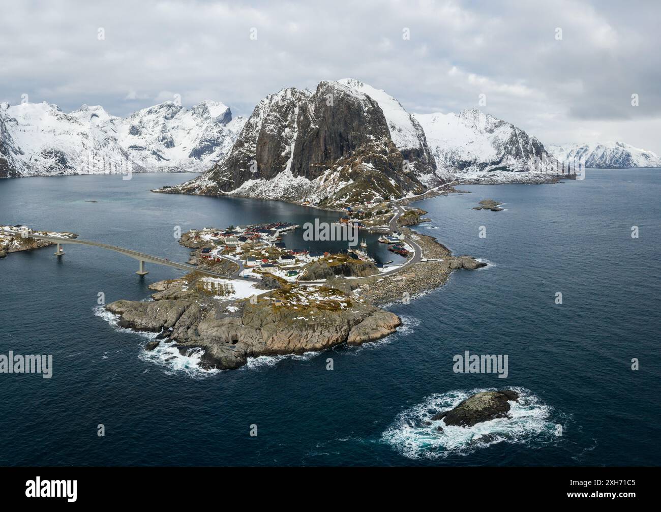Hamnoy Fishing Village and Festhelltinden Mountain in Winter. Lofoten ...