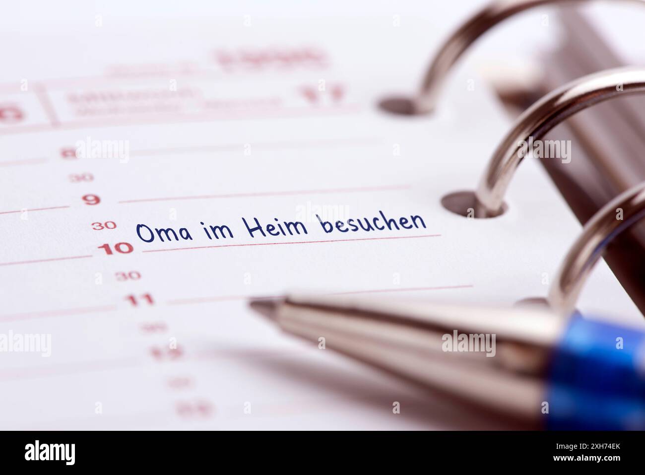 Oma im Heim besuchen In einem Kalender ist ein Termin eingetragen für ...