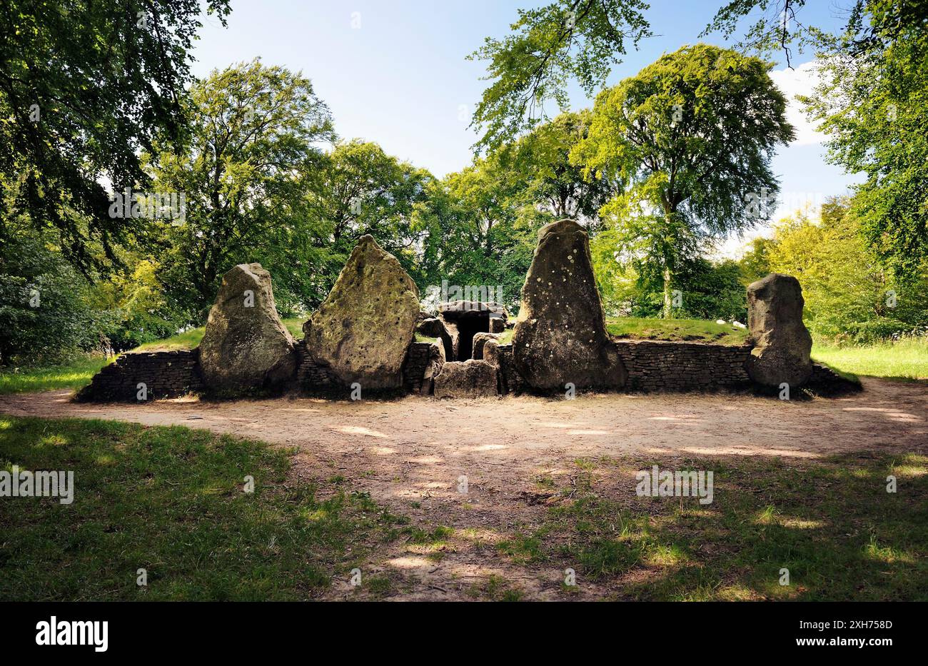 Wayland’s Smithy ancient Neolithic long barrow chamber tomb prehistoric ...