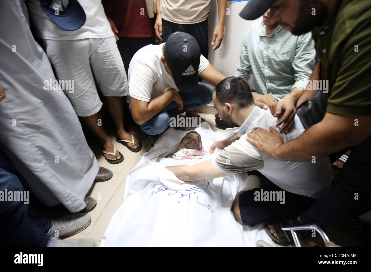 Relatives of the Palestinian Hosam Manssor whos died in Israeli attacks ...