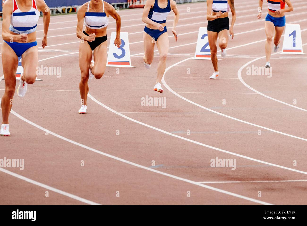 Track field 800 start hi-res stock photography and images - Alamy