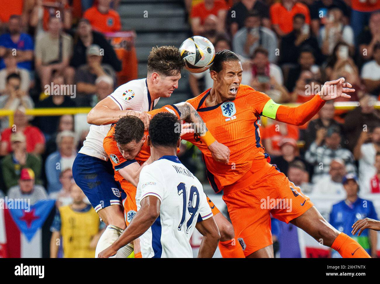 Virgil VAN DIJK, NL 4 compete for the ball, tackling, duel, header ...