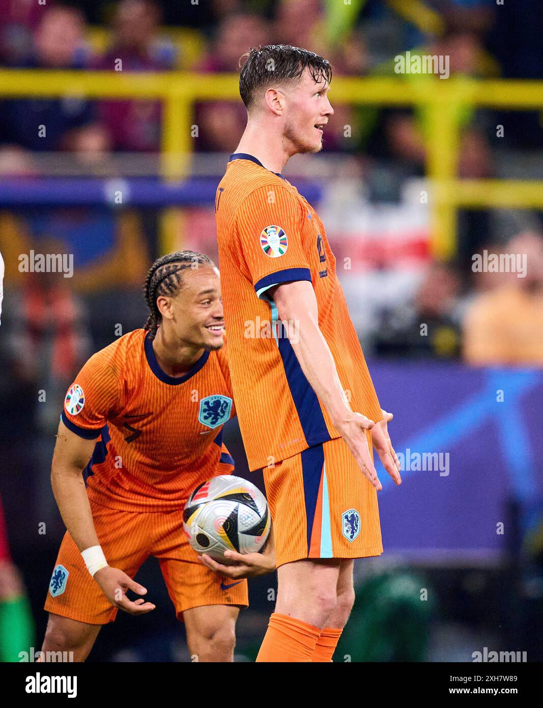 Wout Weghorst, NL 9 Xavi Simons, NL 7 angry with referee in the semi ...