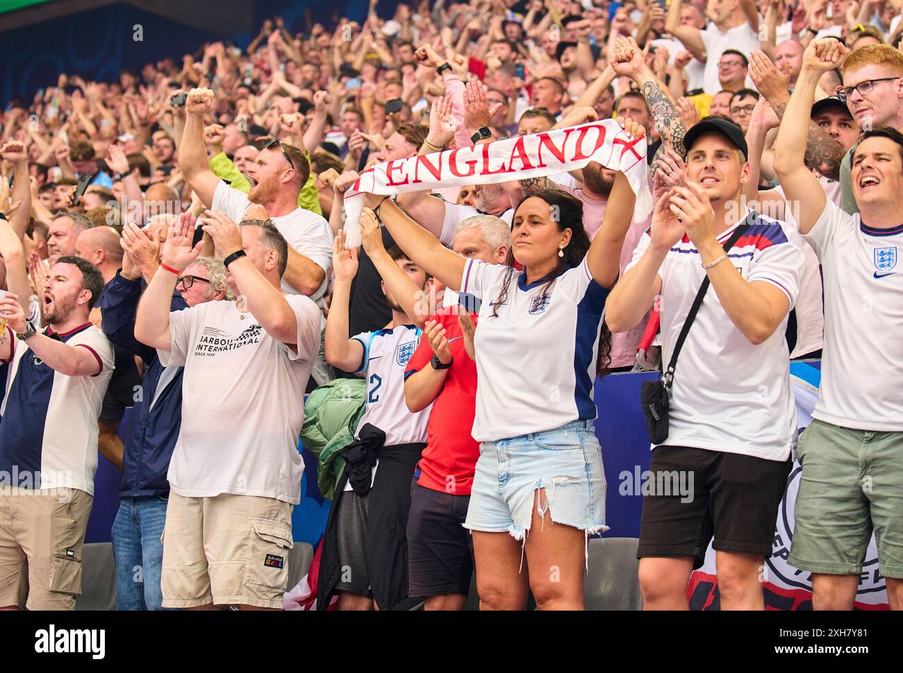 Fans GB celebrate after the semi final match NETHERLANDS - ENGLAND 1-2 ...