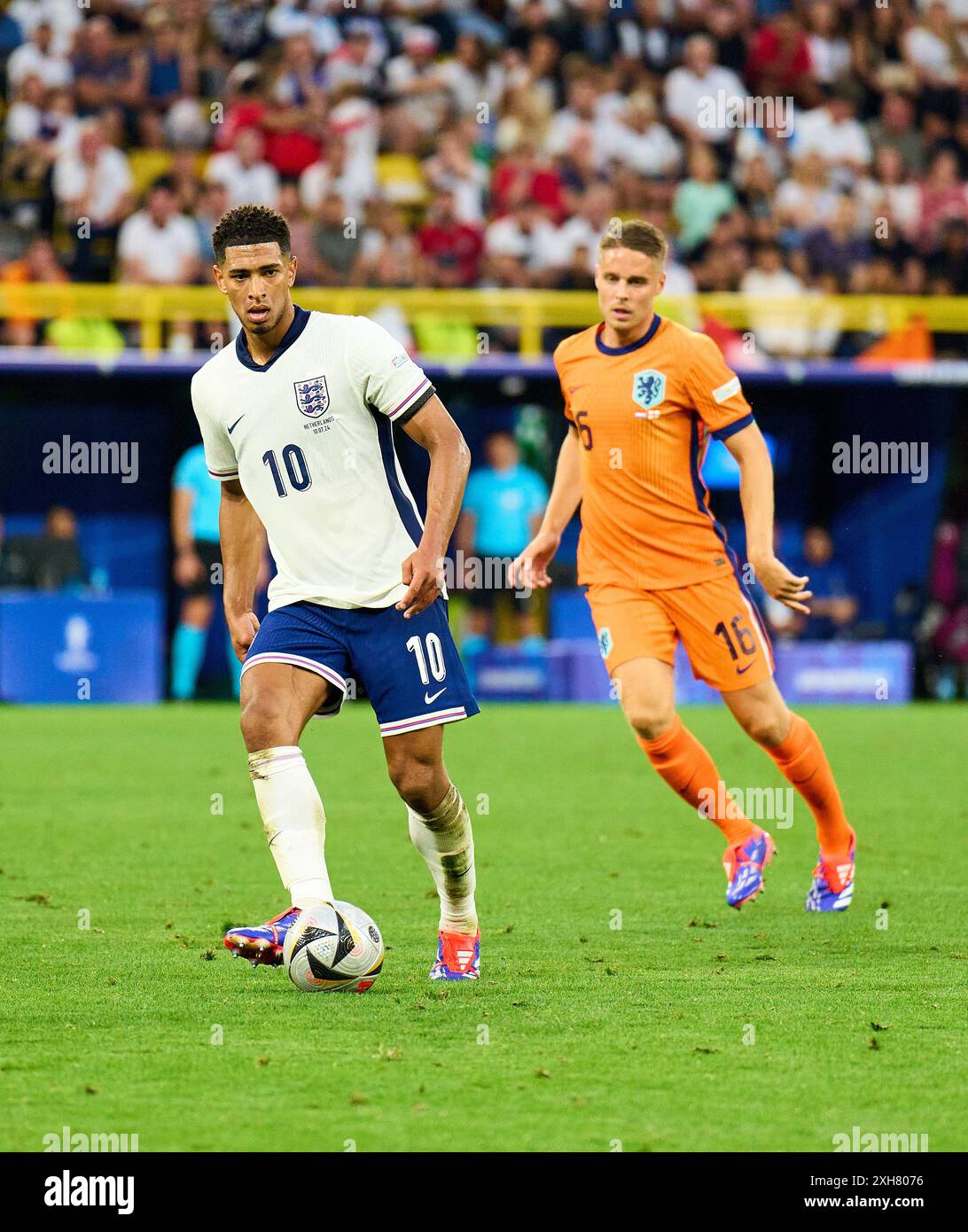 Jude Bellingham, ENG 10 compete for the ball, tackling, duel, header ...