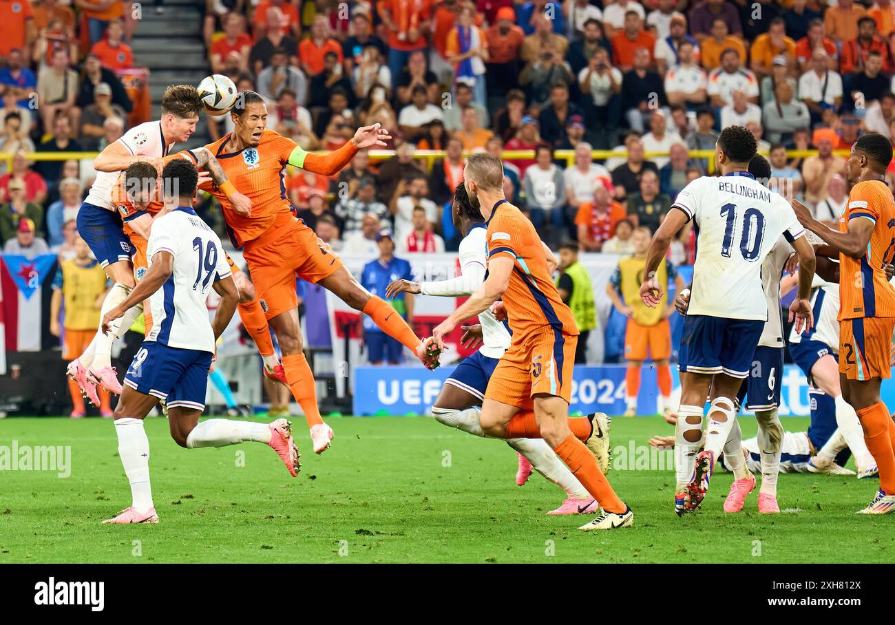 Virgil VAN DIJK, NL 4 compete for the ball, tackling, duel, header ...