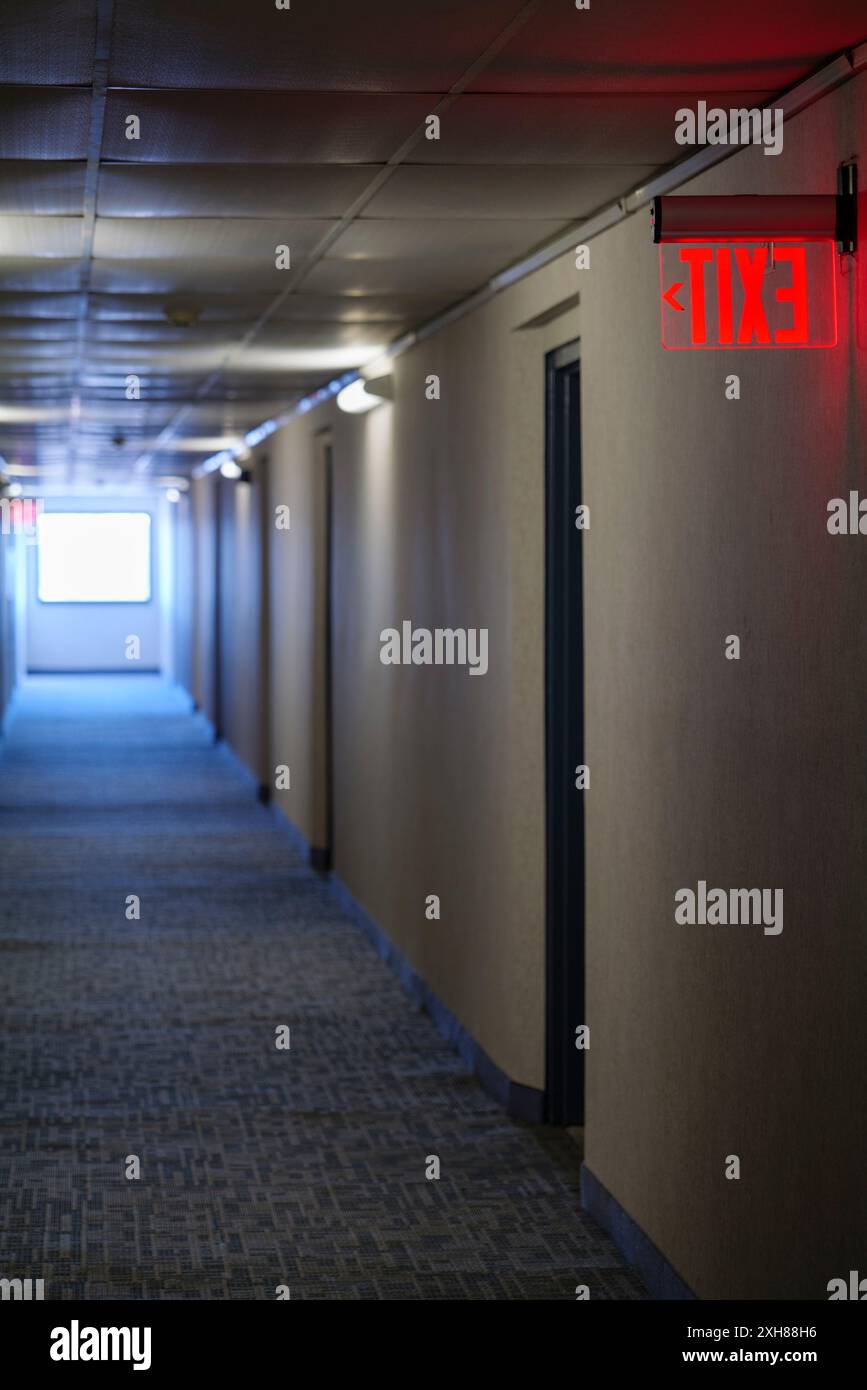 Emergency evacuation pointing arrows alert hi-res stock photography and ...