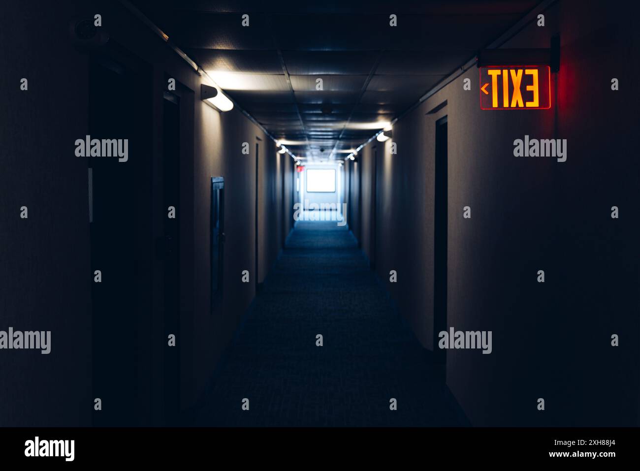 Emergency evacuation pointing arrows alert hi-res stock photography and ...