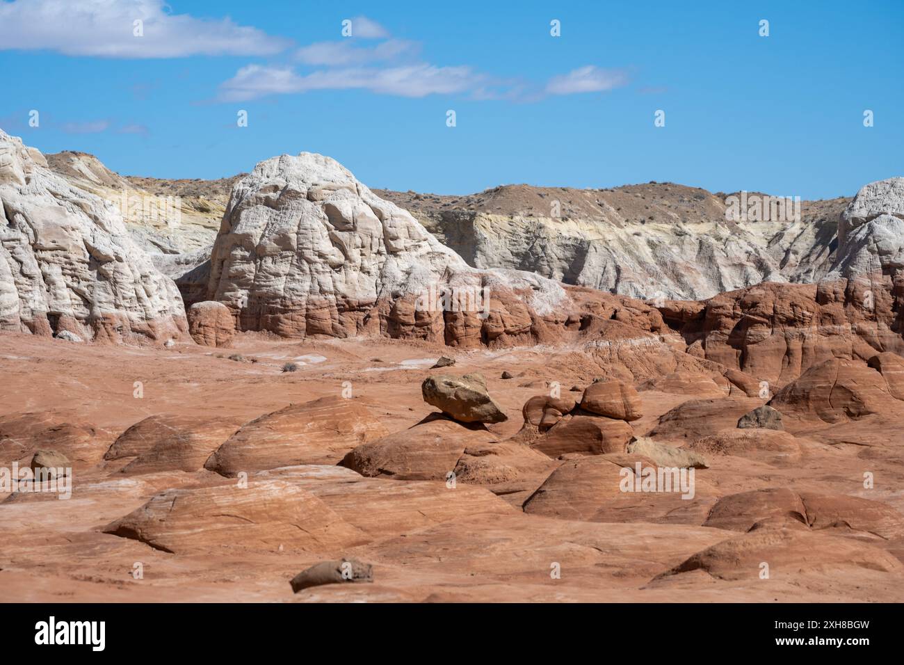 Scenery at the Toadstool Rock hiking trail - Grand Staircase Escalante ...