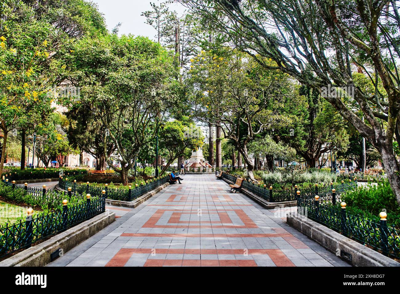City town park square hi-res stock photography and images - Alamy