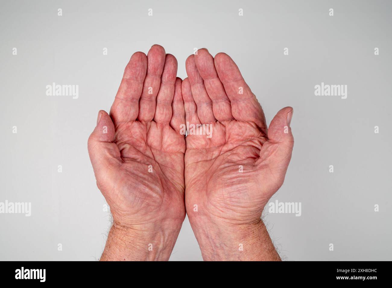 Hands cupped together hi-res stock photography and images - Alamy